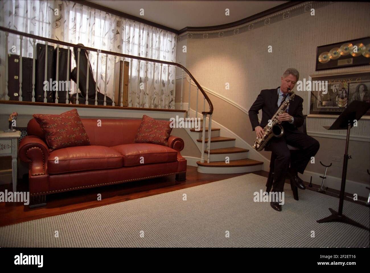 President bill clinton plays saxophone hi-res stock photography and ...