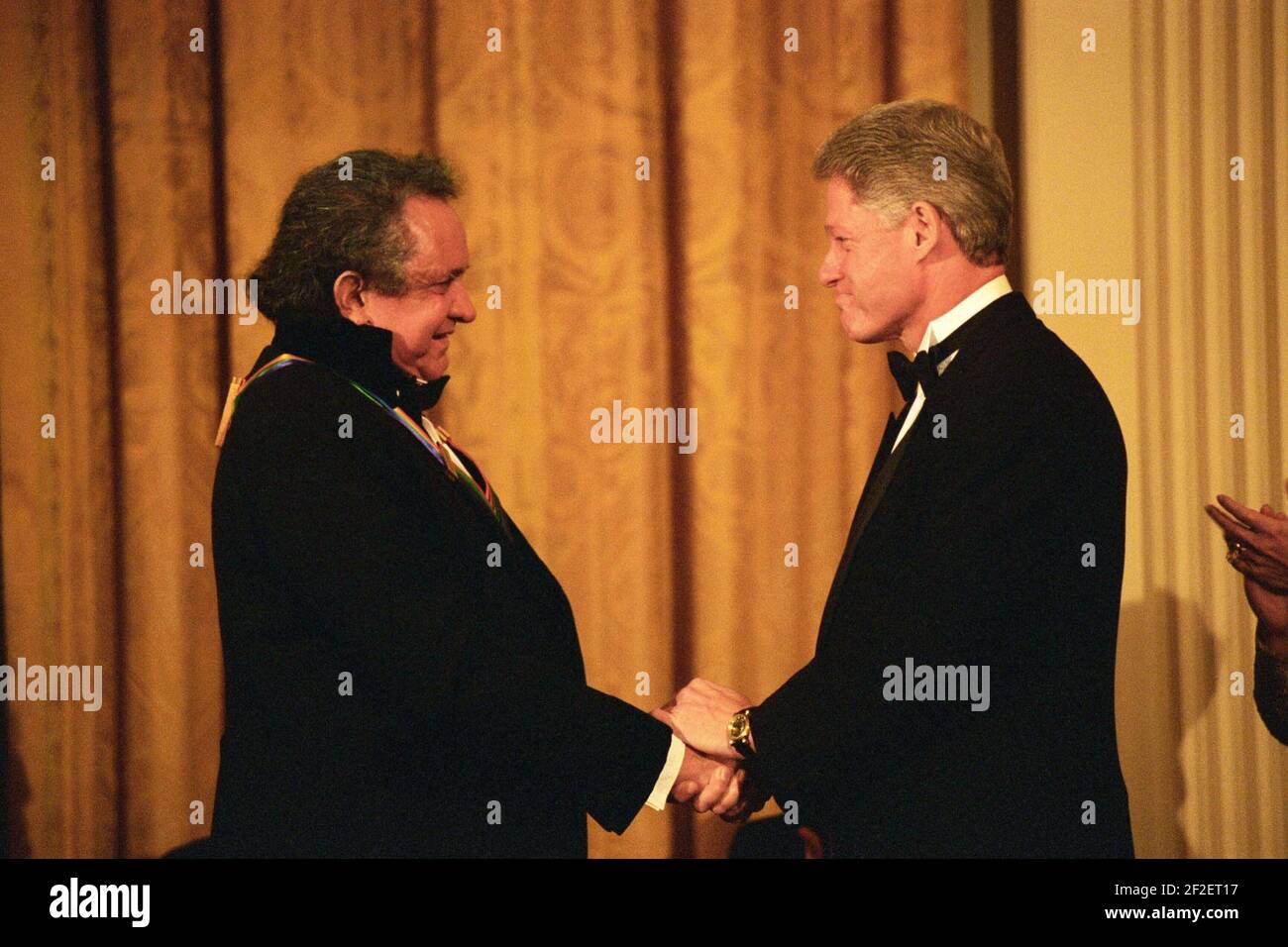 President Bill Clinton shakes hands with Johnny Cash Stock Photo - Alamy
