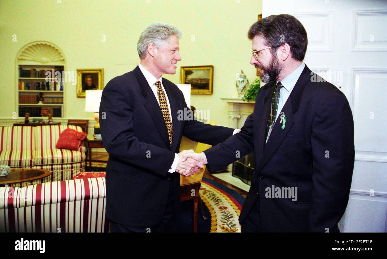 President Bill Clinton shakes hands with Gerry Adams Stock Photo - Alamy