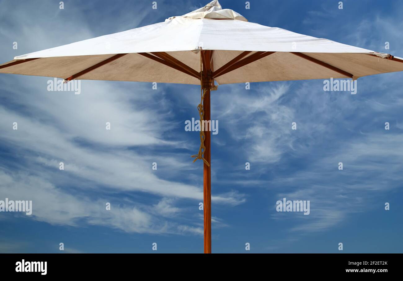 Parasol on a sandy beach. Ocean Stock Photo - Alamy