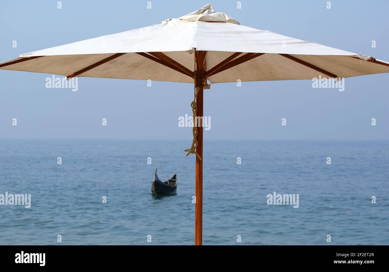 Parasol on a sandy beach. Ocean Stock Photo - Alamy