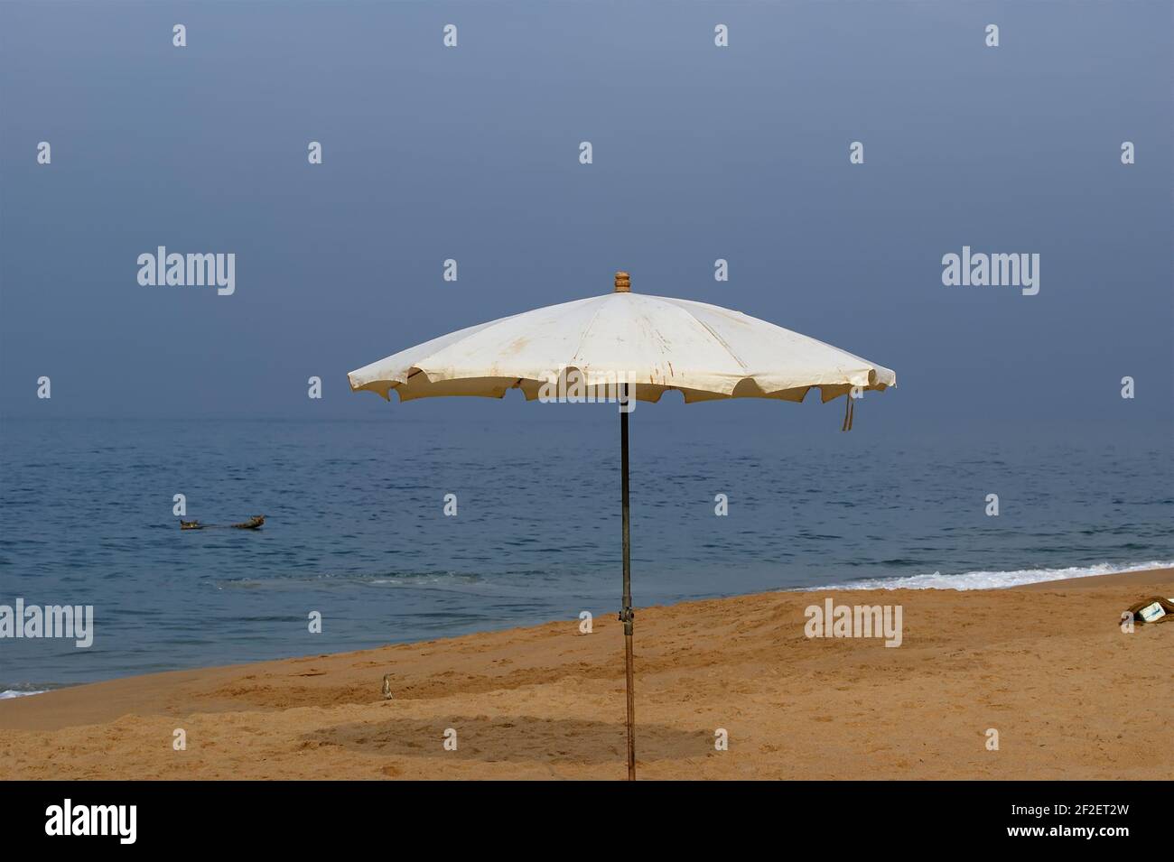 Parasol on a sandy beach. Ocean Stock Photo - Alamy