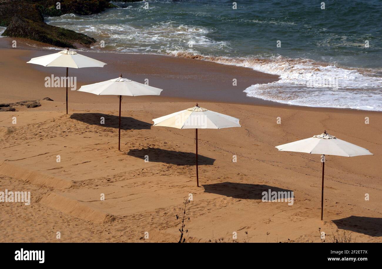 Parasol on a sandy beach. Ocean Stock Photo - Alamy