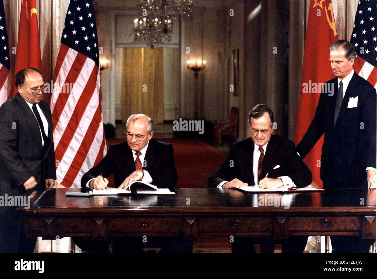 Mikhail gorbachev and george bush hi-res stock photography and images ...