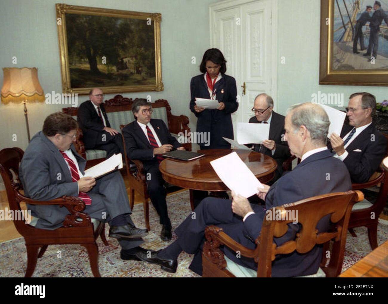 President George H. W. Bush meets with senior staff Stock Photo - Alamy