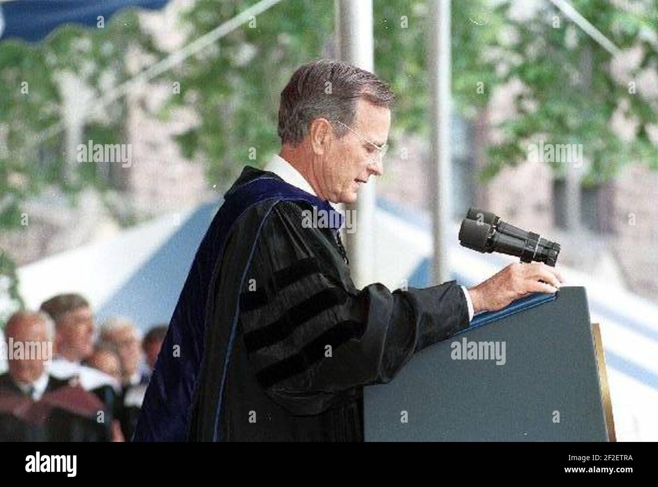 President George H. W. Bush gives the commencement address at Yale ...