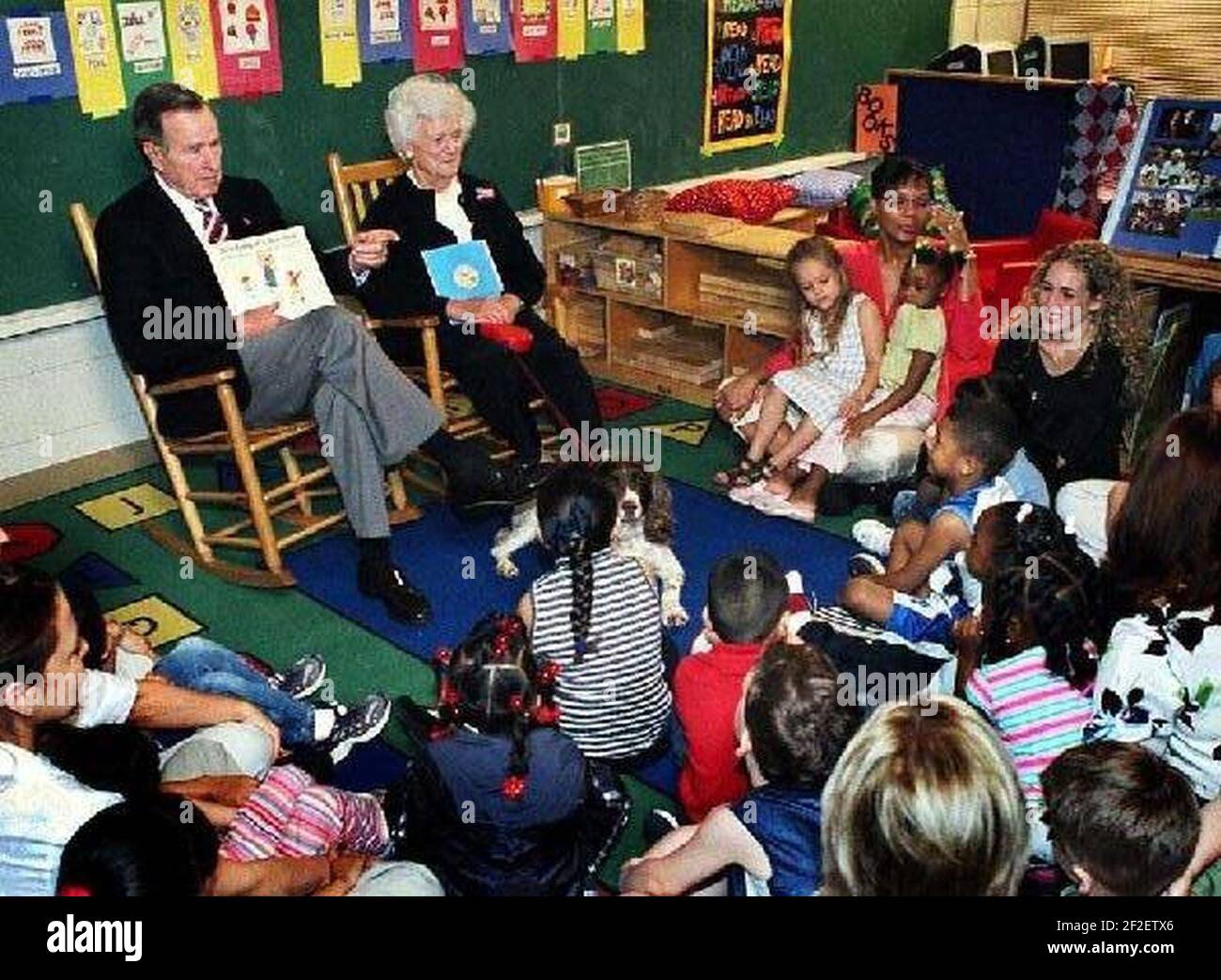 President George H. W. Bush reads to school children Stock Photo - Alamy
