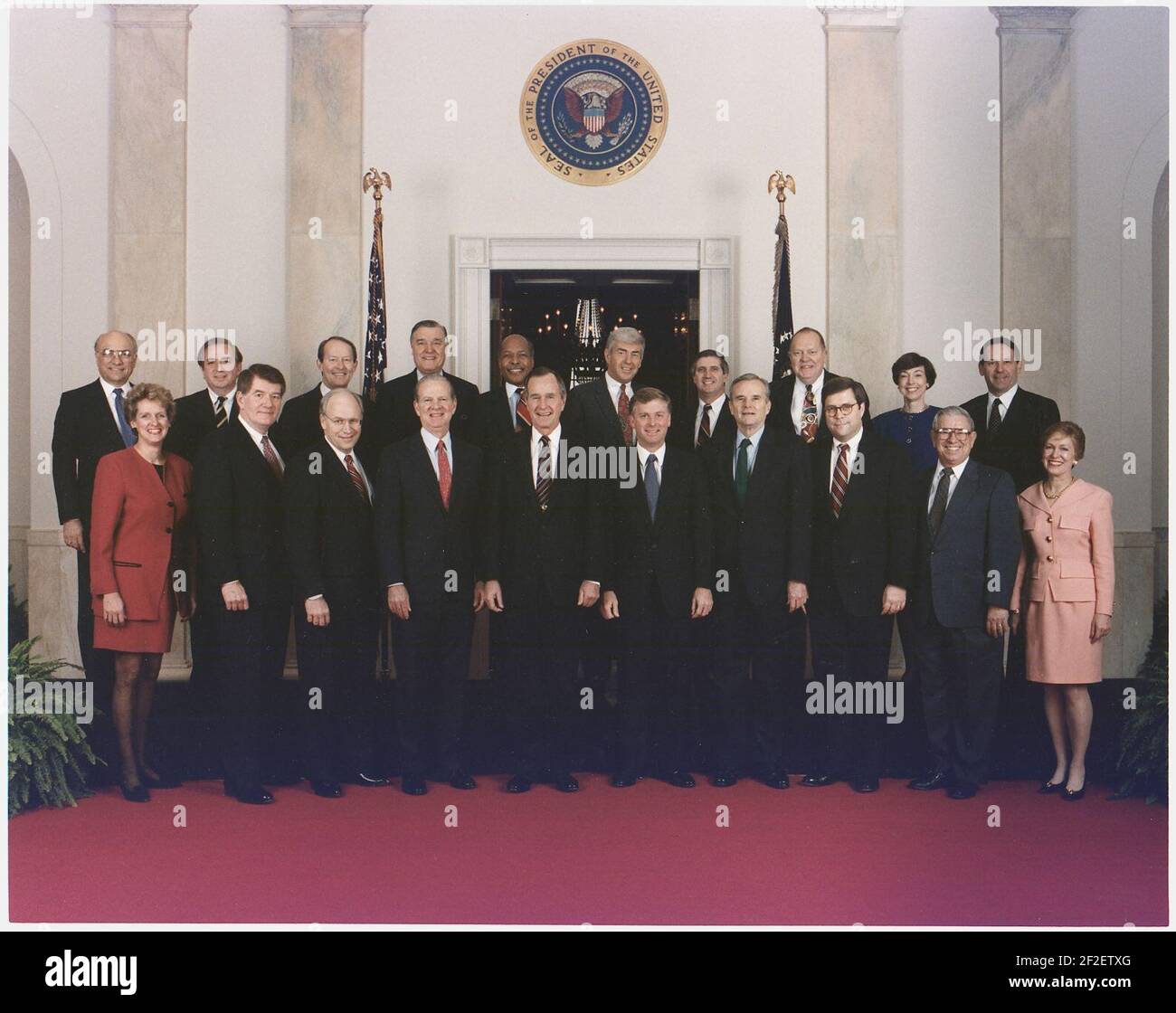 President George H. W. Bush poses with his cabinet for the 1992 ...