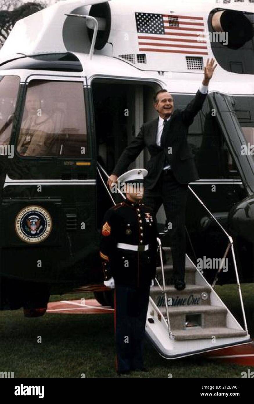 President George H. W. Bush waves from the steps of Marine One Stock ...