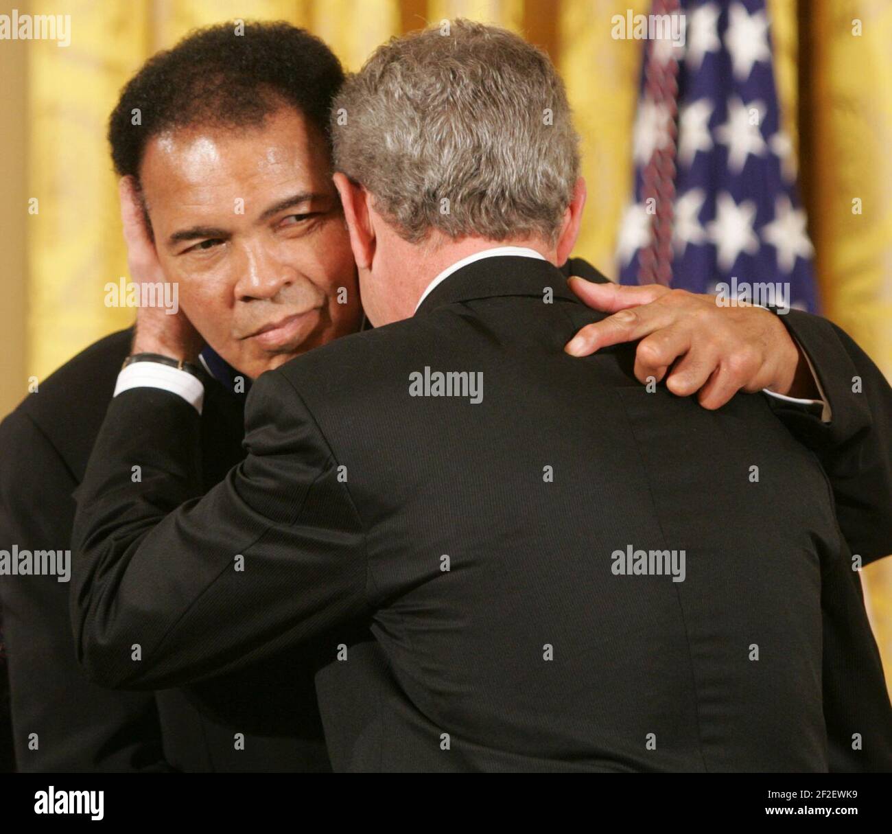 President George W. Bush Embraces Muhammad Ali Stock Photo - Alamy
