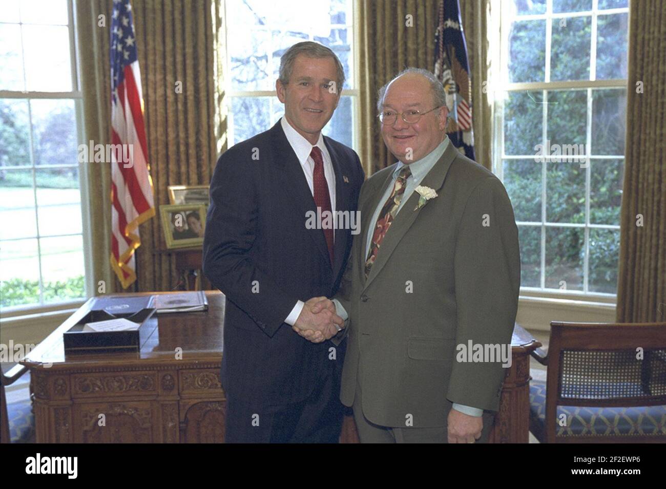 President George W. Bush poses with Congressman Gary Ackerman in the Oval Office Stock Photo - Alamy