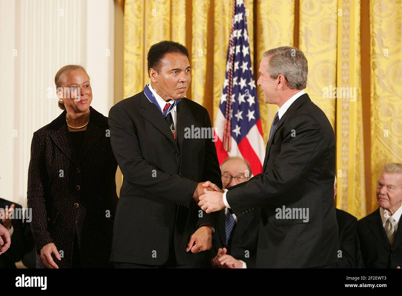 President George W. Bush shakes hands with Muhammad Ali Stock Photo - Alamy