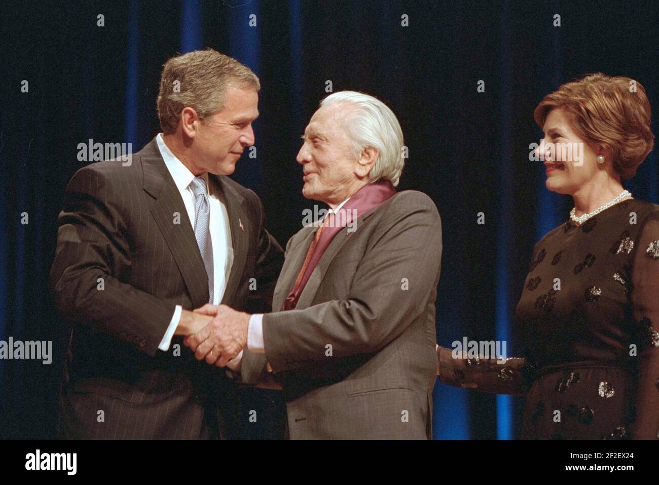 President George W. Bush, Laura Bush, and Kirk Douglas Stock Photo - Alamy