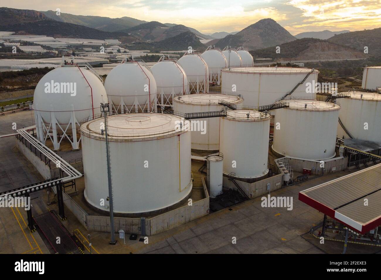 Storage tanks for liquefied natural gas Stock Photo - Alamy