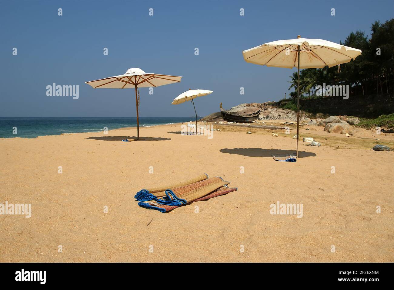 Parasol on a sandy beach. Ocean Stock Photo - Alamy