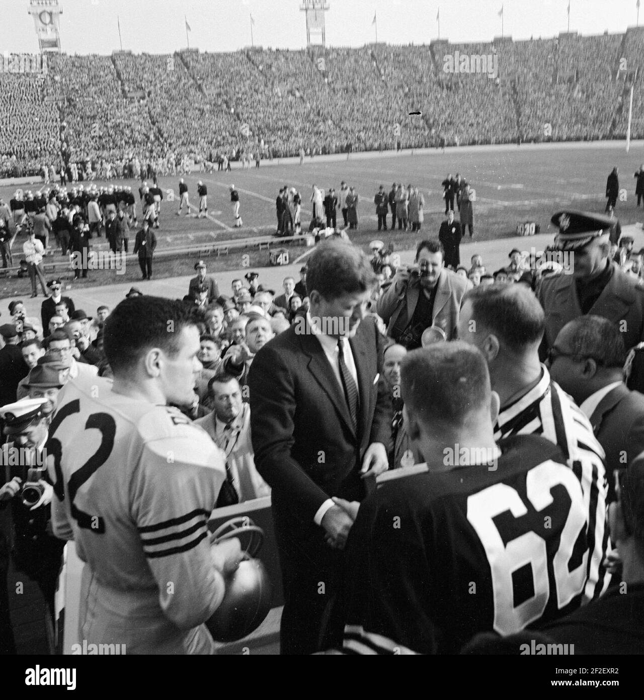 Referee coin toss hi-res stock photography and images - Alamy