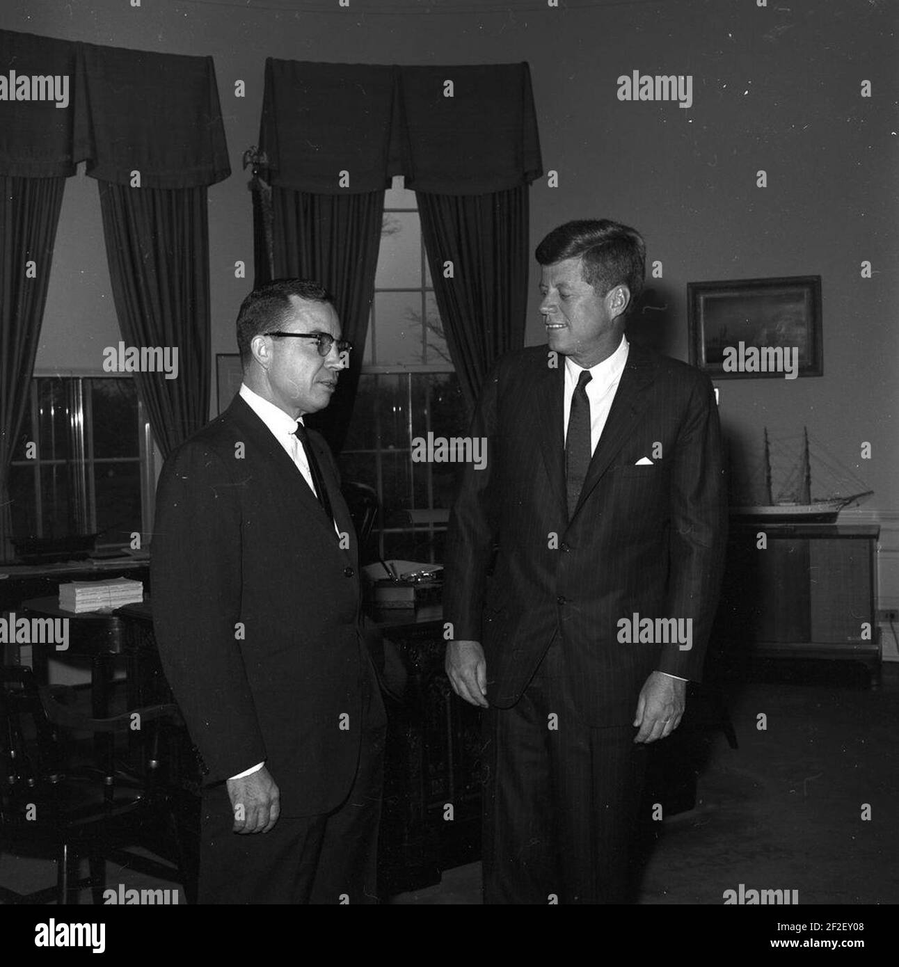 President John F. Kennedy Meets with Jack Beatty (01 Stock Photo - Alamy