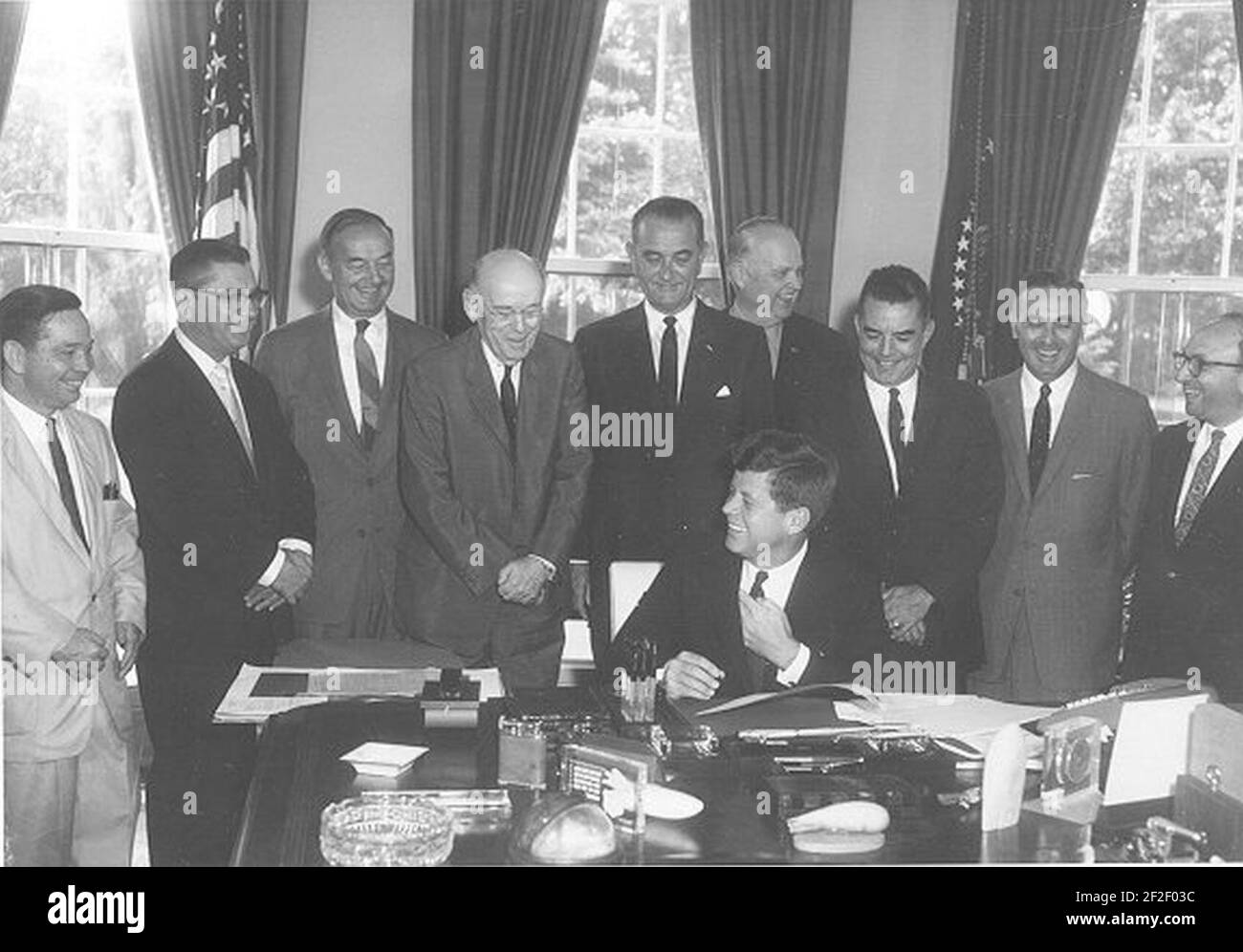 President signing law hi-res stock photography and images - Alamy