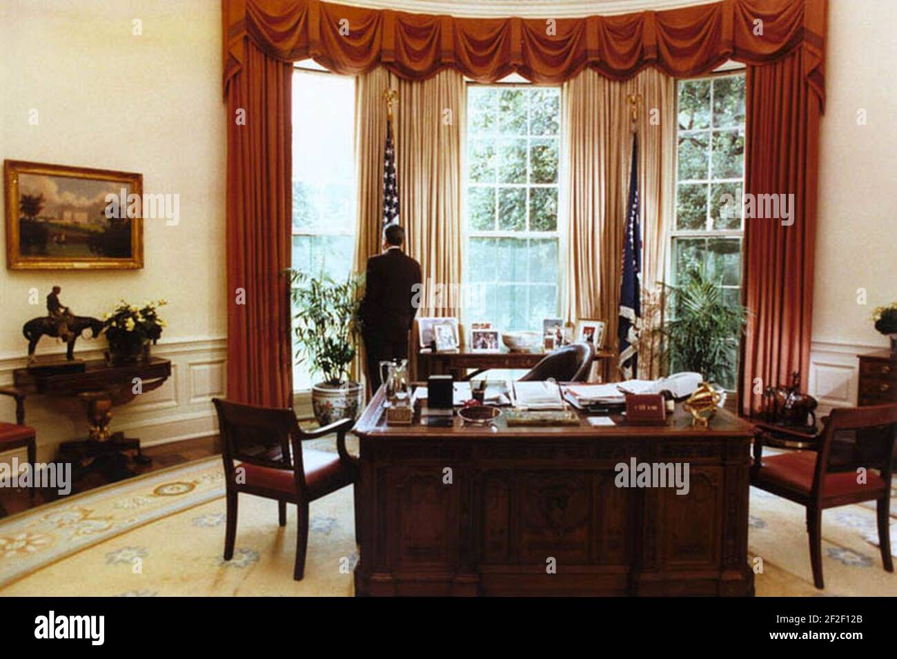 President Reagan alone in the Oval Office 1984 Stock Photo - Alamy
