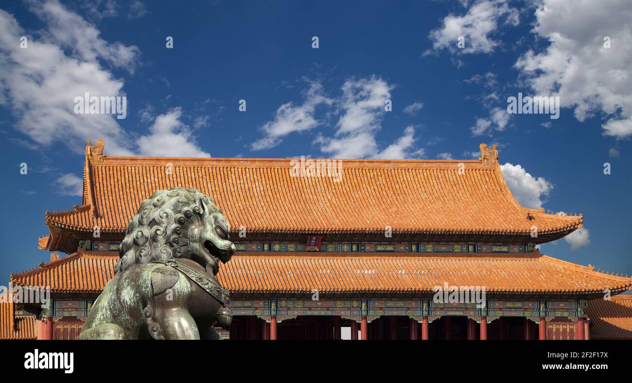 Bronze Guardian Lion Statue in the Forbidden City, Beijing, China Stock ...