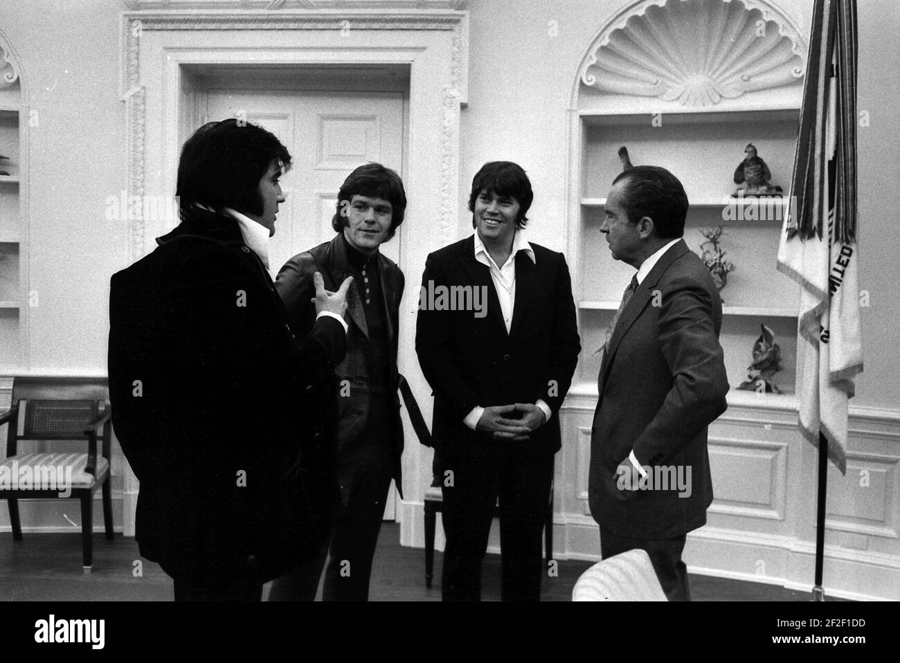 President Richard Nixon Meeting Elvis Presley December 1970 Stock Photo ...
