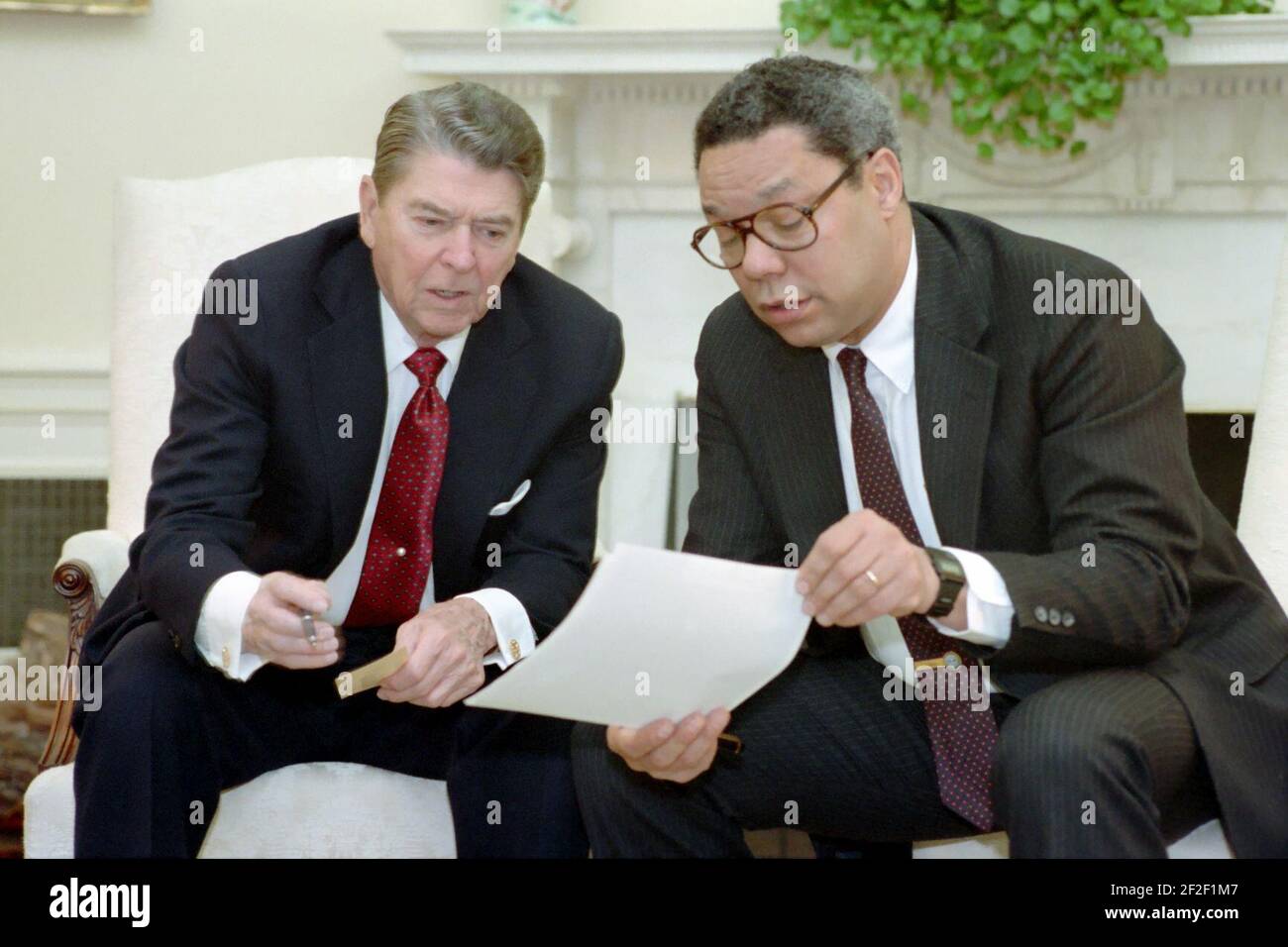 President Ronald Reagan and Colin Powell Stock Photo - Alamy