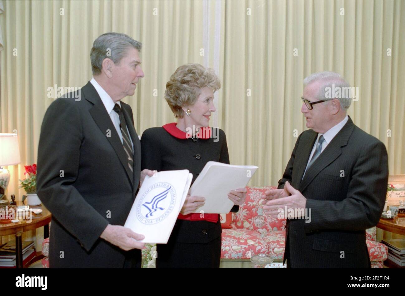President reagan and first lady nancy reagan hi-res stock photography ...