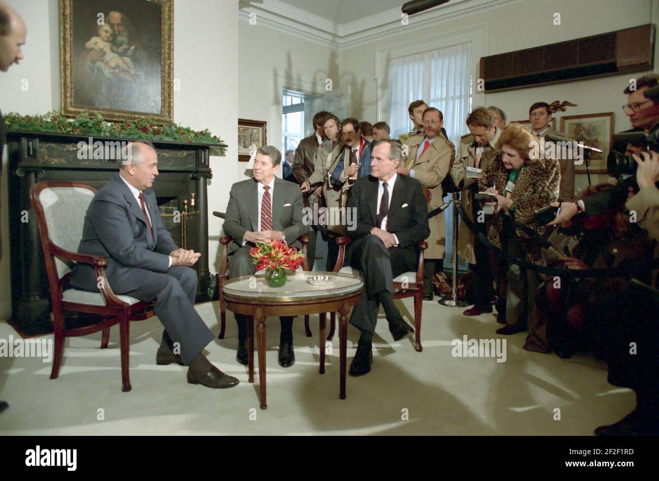 President Ronald Reagan and George H. W. Bush meeting with General ...