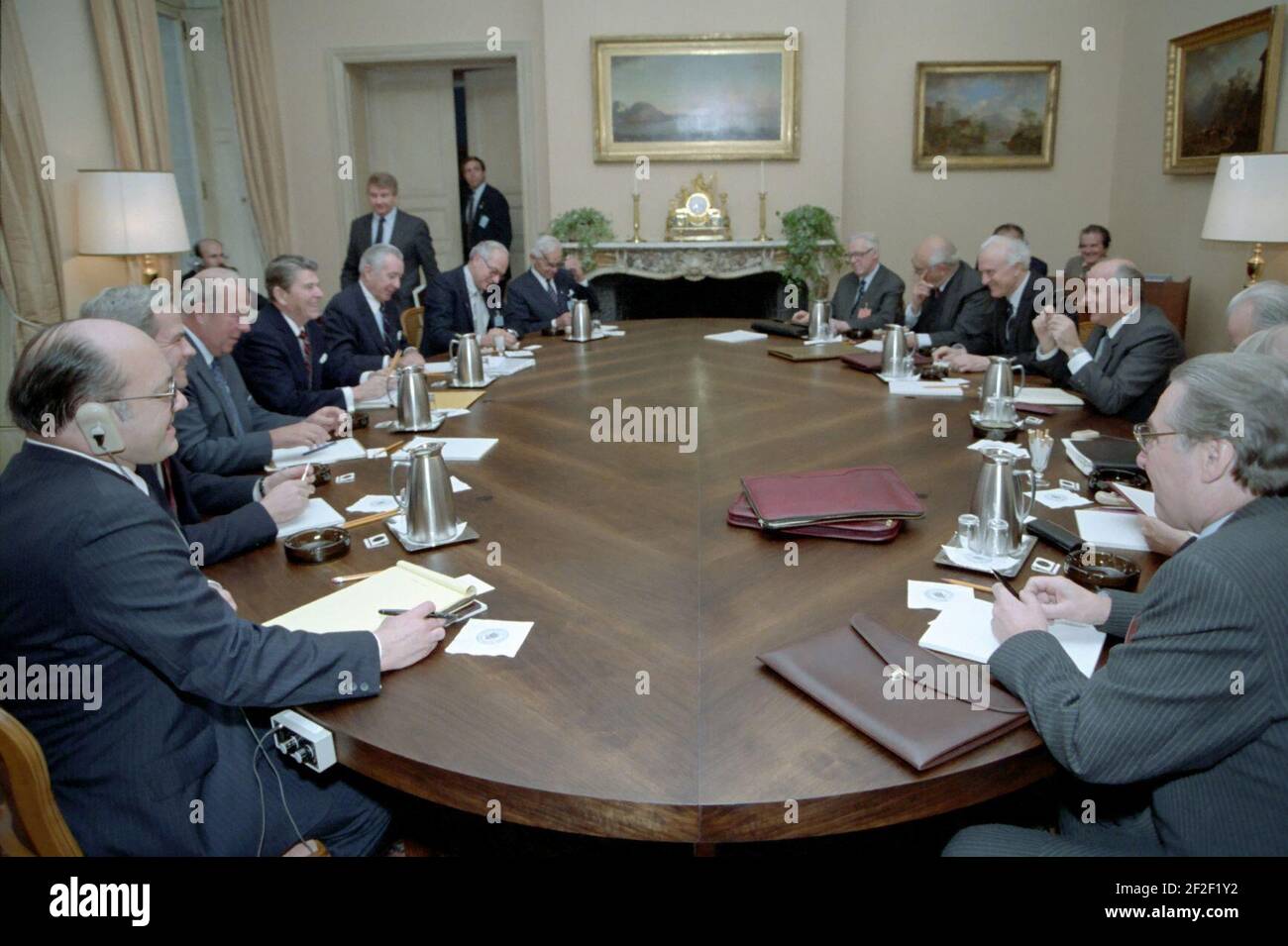Ronald reagan and mikhail gorbachev hi-res stock photography and images ...