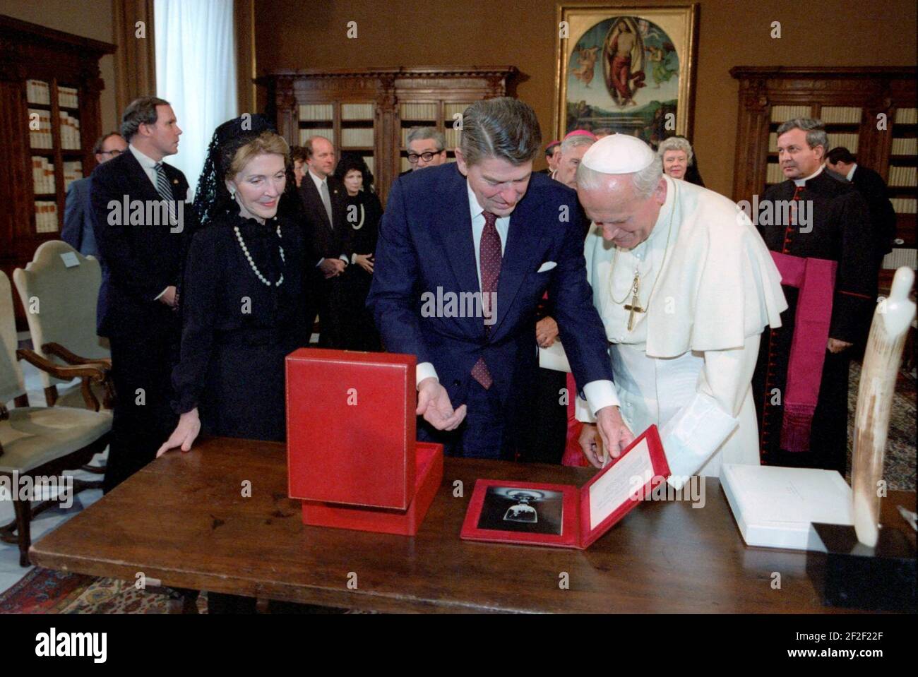 President Ronald Reagan and Nancy Reagan meet with Pope John Paul II ...
