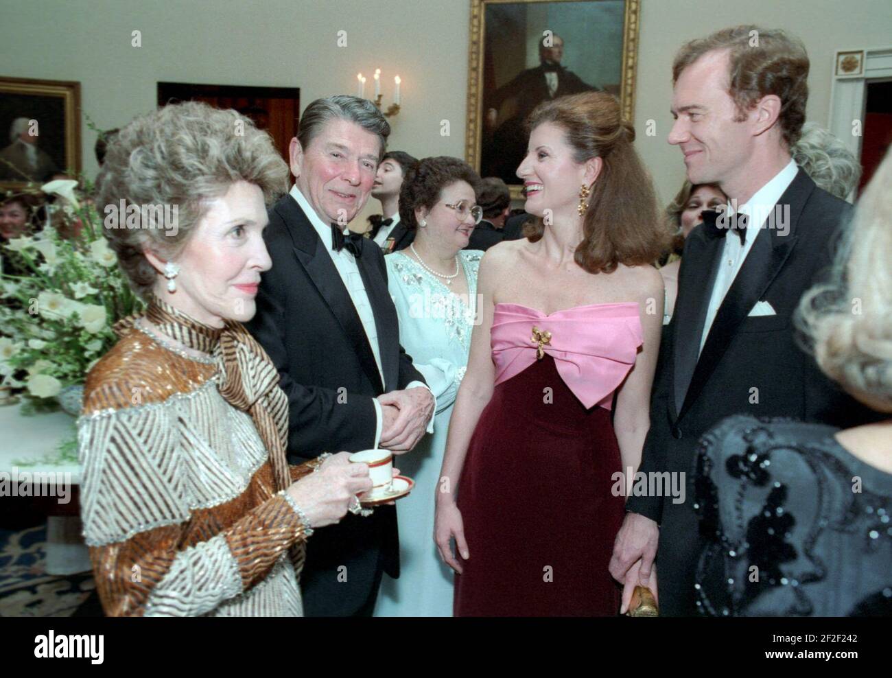 Nancy and ronald reagan talking hi-res stock photography and images - Alamy