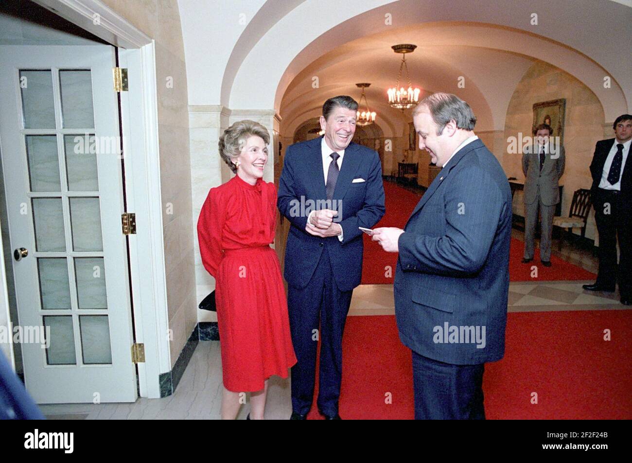 Nancy and ronald reagan talking hi-res stock photography and images - Alamy