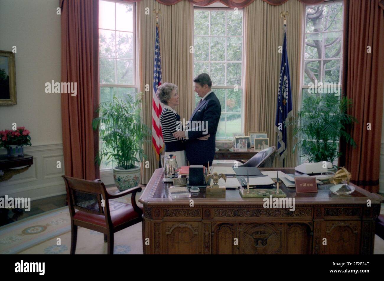 President Ronald Reagan and Nancy Reagan talking in the Oval Office ...