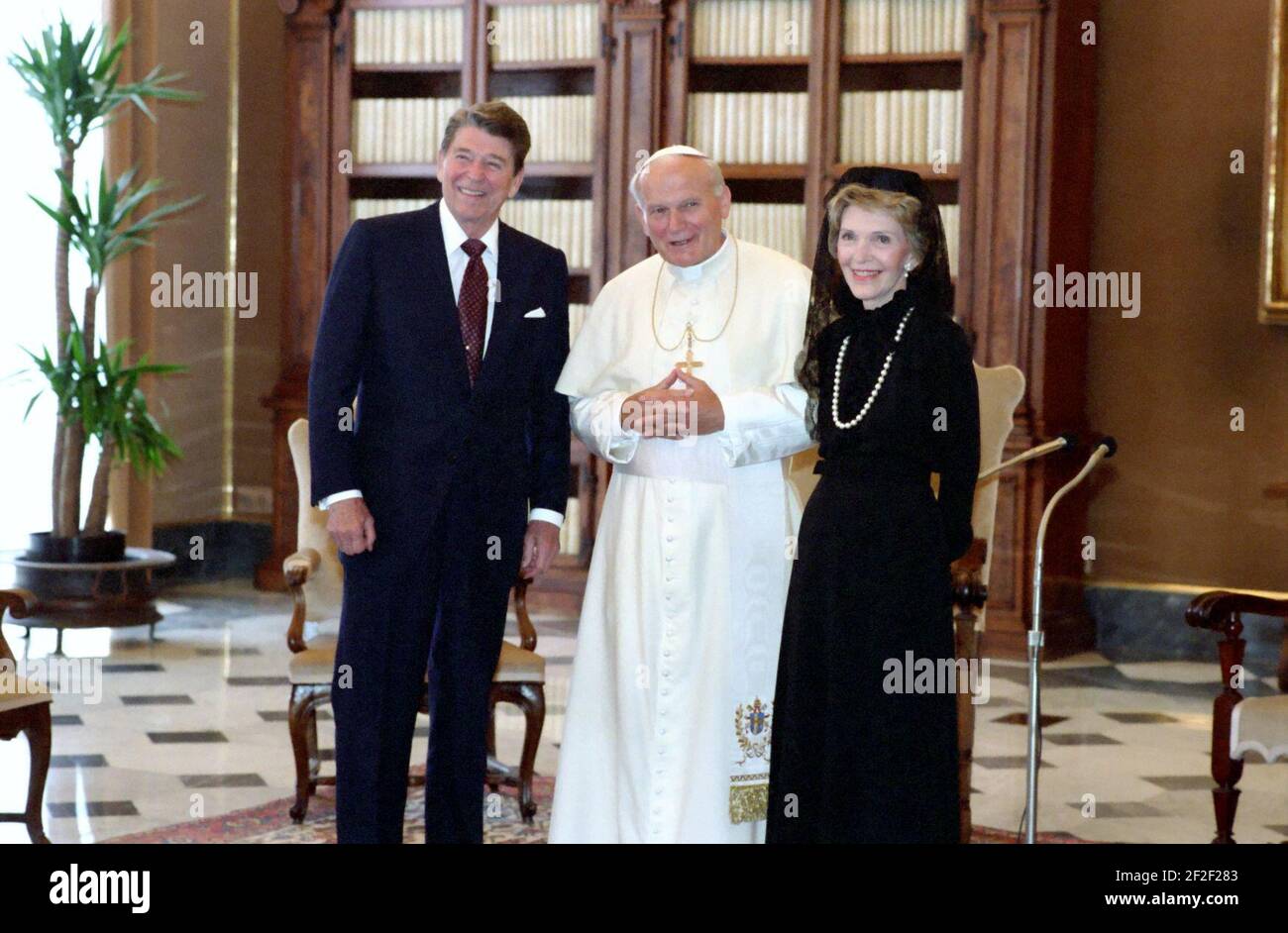 President ronald reagan with pope john paul ii hi-res stock photography ...