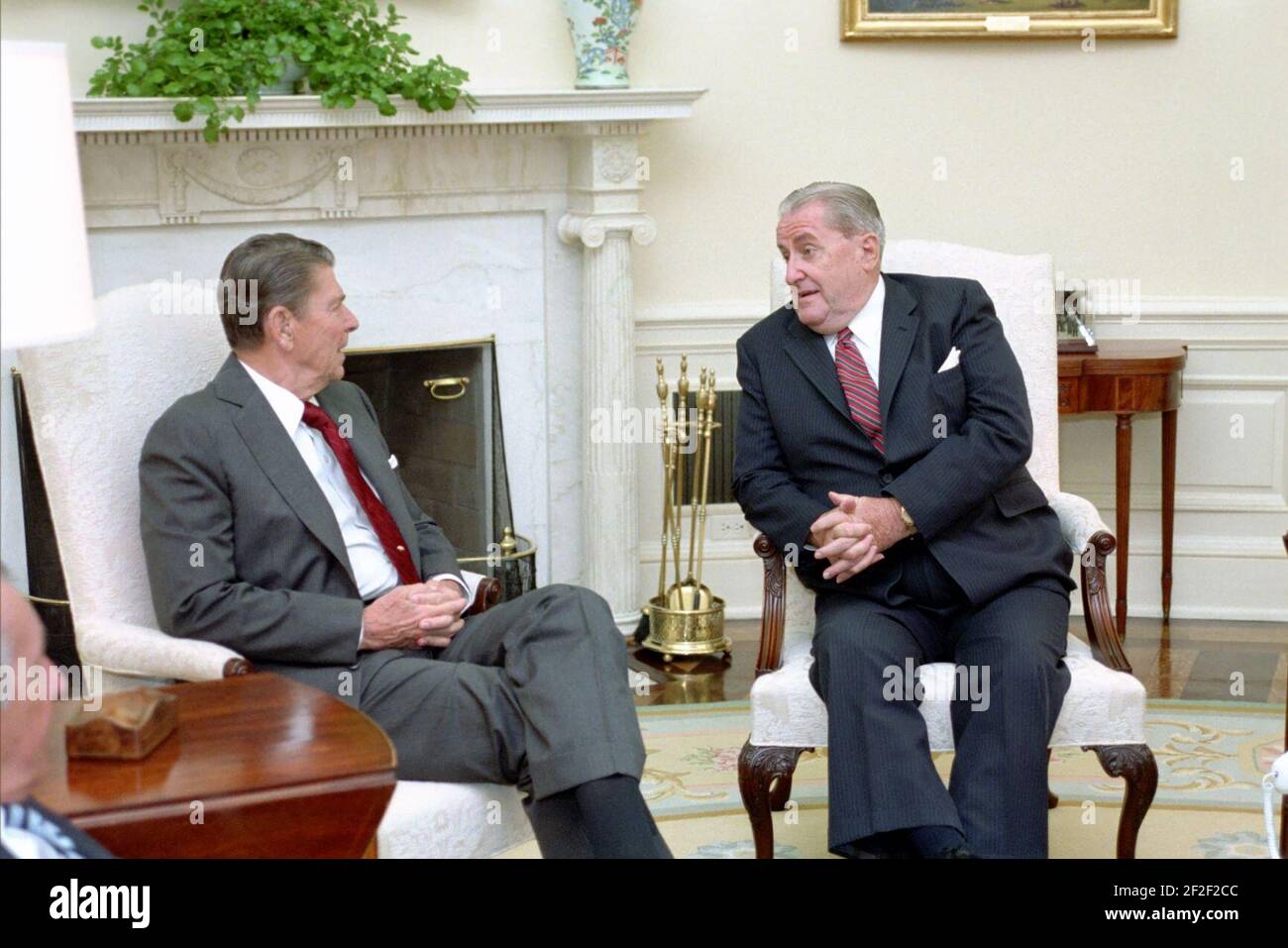 President Ronald Reagan and Vernon A. Walters Stock Photo - Alamy