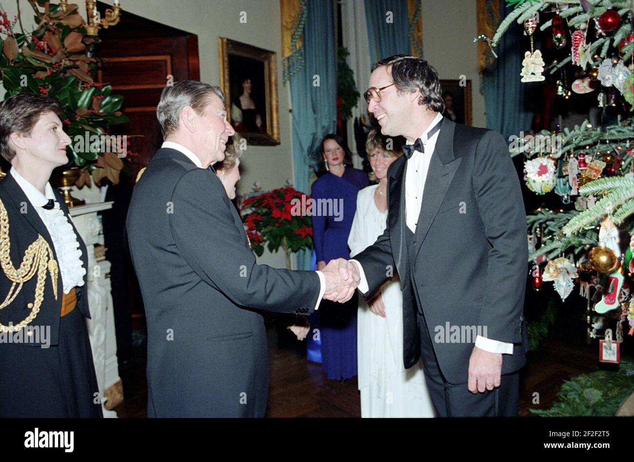 President Ronald Reagan greeting Chevy Chase Stock Photo - Alamy