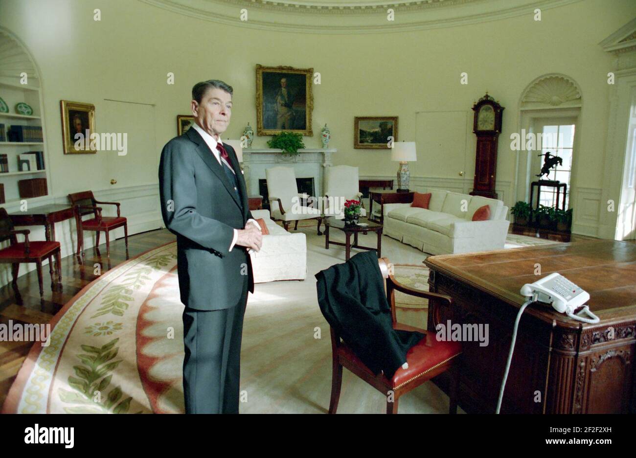 President Ronald Reagan in the Oval Office for the last time Stock ...