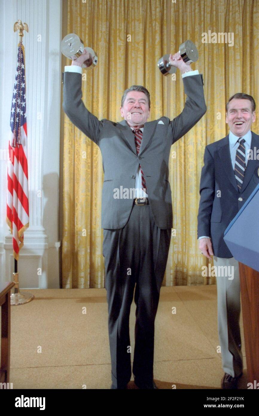 President Ronald Reagan lifting weights Stock Photo - Alamy