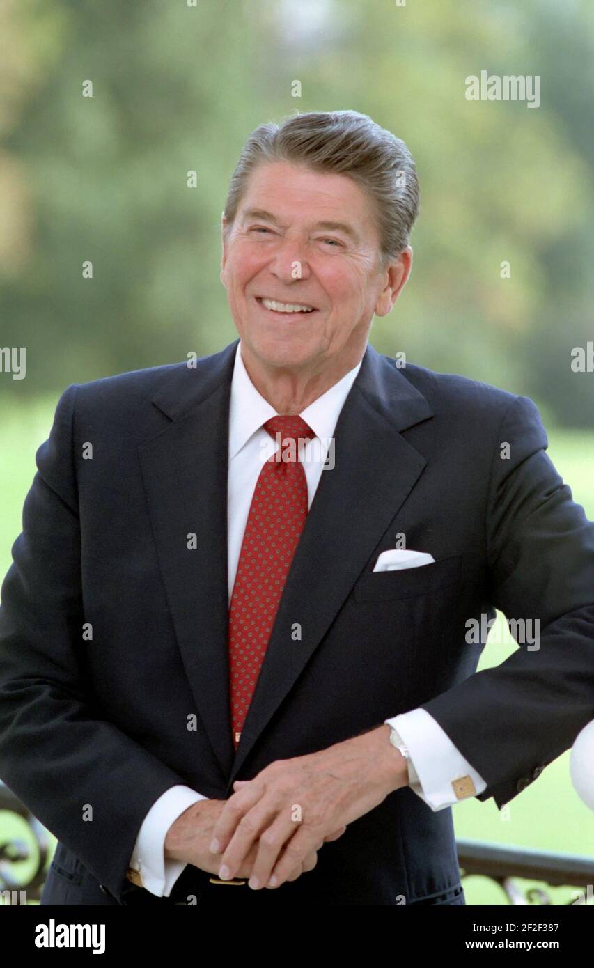 President Ronald Reagan poses at the White House Stock Photo - Alamy