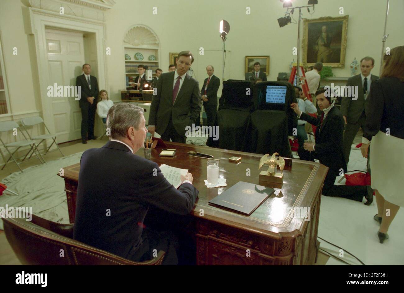 President Ronald Reagan prepares for his farewell address Stock Photo ...