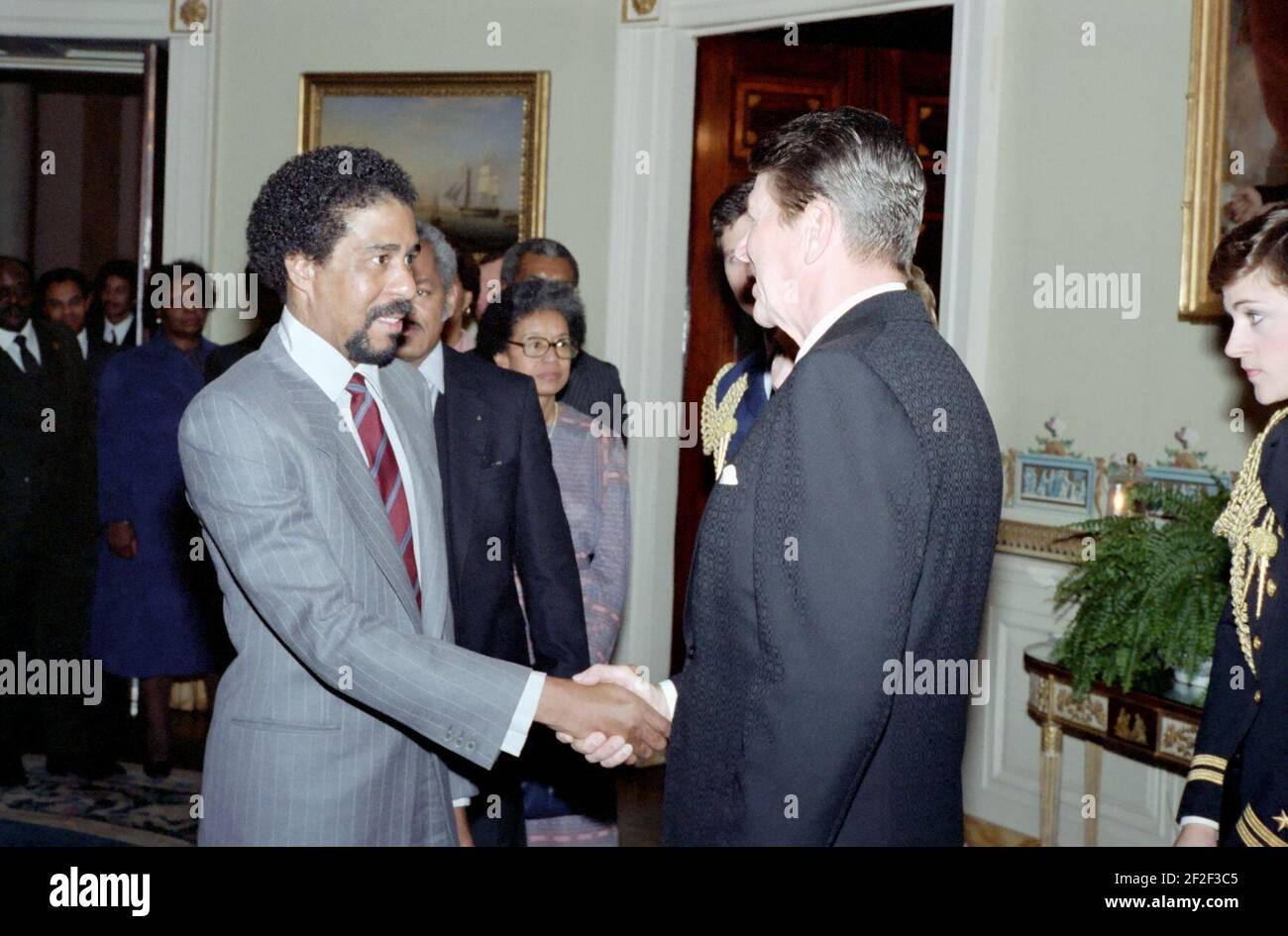 President Ronald Reagan shaking hands with Richard Pryor Stock Photo ...