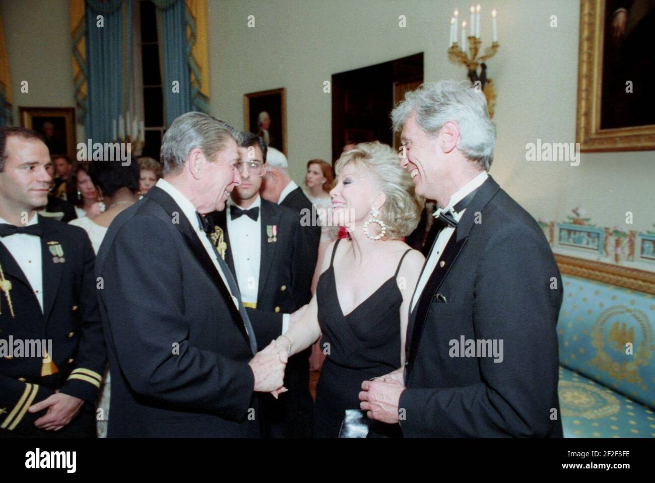 Barbara eden hi-res stock photography and images - Alamy