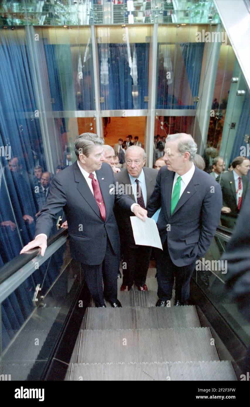 President Ronald Reagan talking to James Baker and George Shultz Stock ...