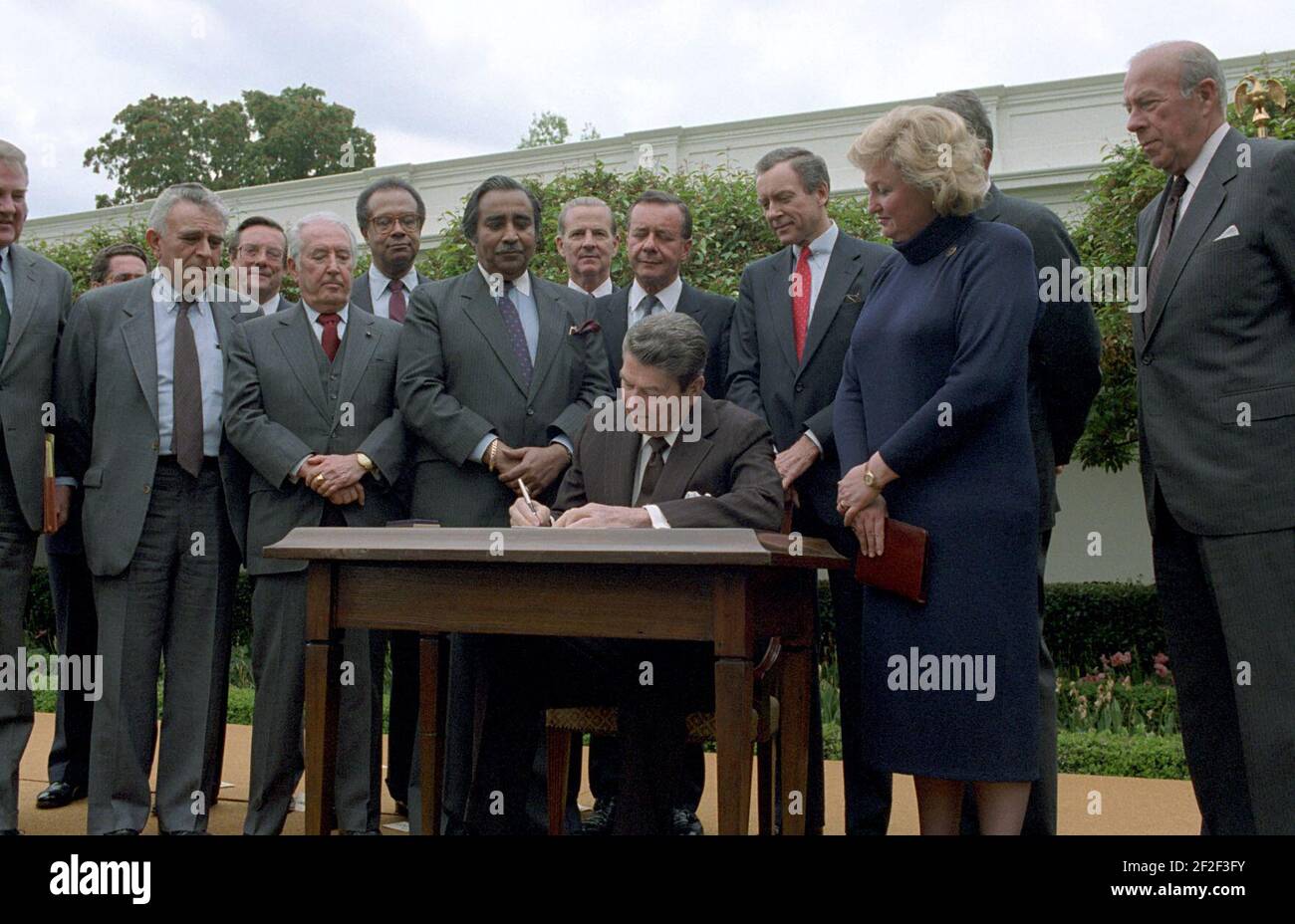 President Ronald Reagan signs Executive Order 12595 Stock Photo - Alamy