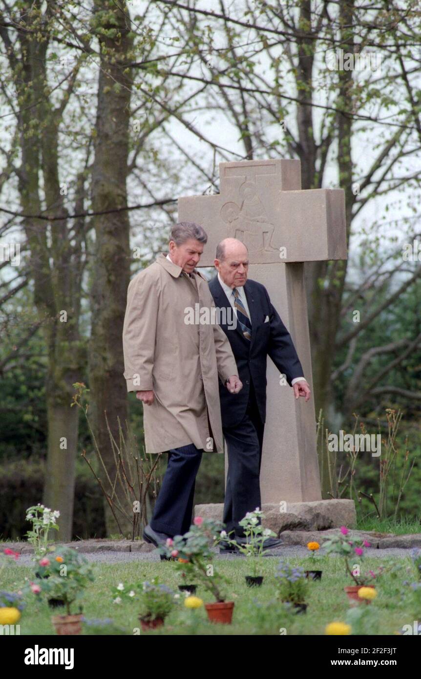 President Ronald Reagan walking with General Matthew Ridgeway at ...