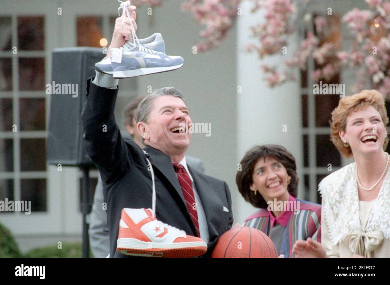 President Ronald Reagan with the Tennessee Volunteers Women's ...