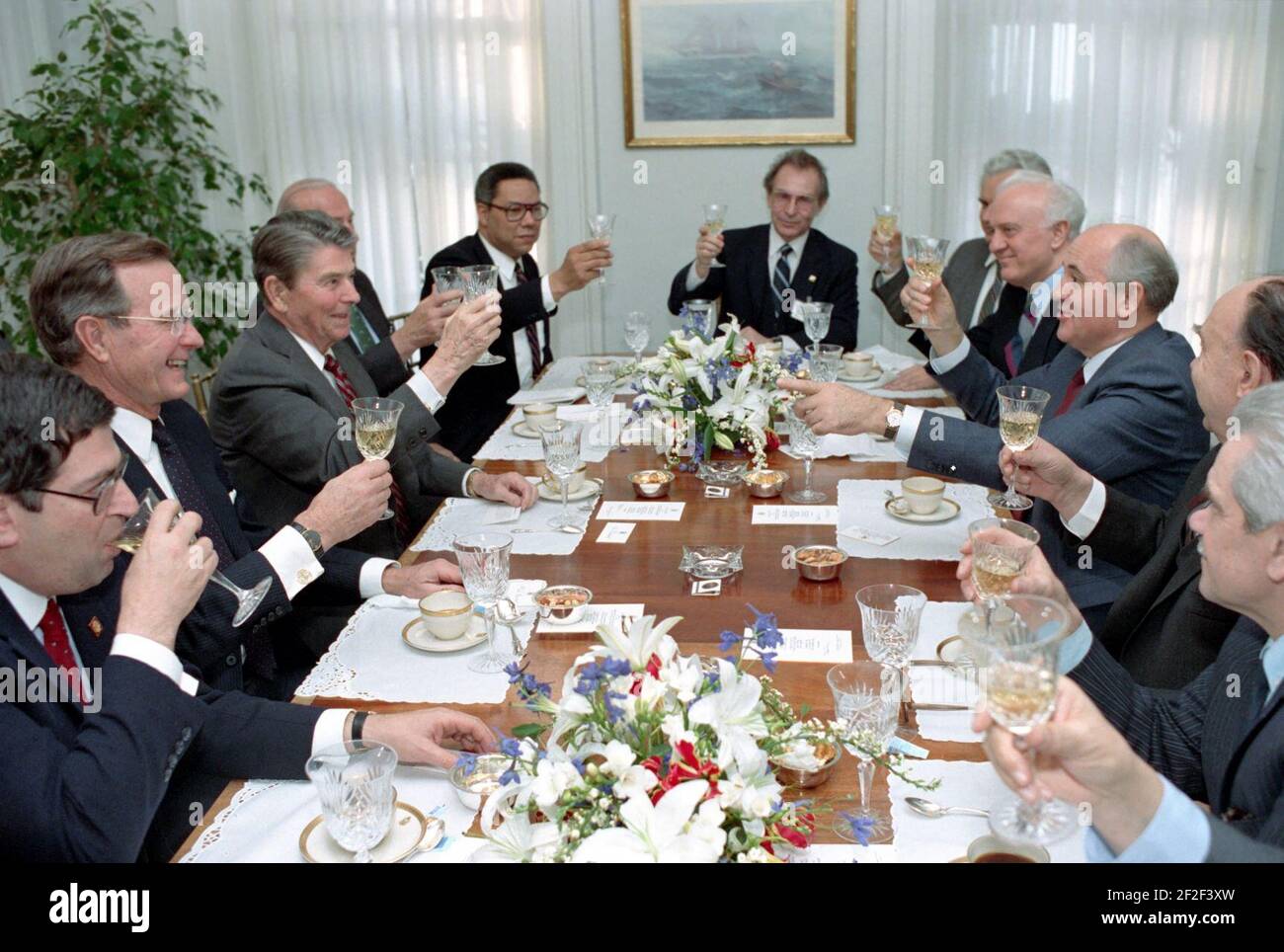 Mikhail gorbachev and george bush hi-res stock photography and images ...