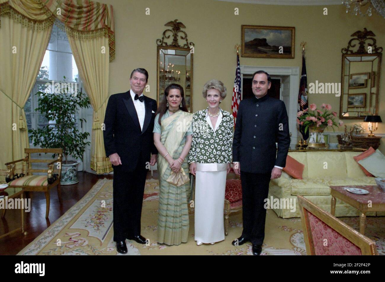 President Ronald Reagan, Nancy Reagan, Rajiv Gandhi, and Sonia Gandhi Stock Photo - Alamy