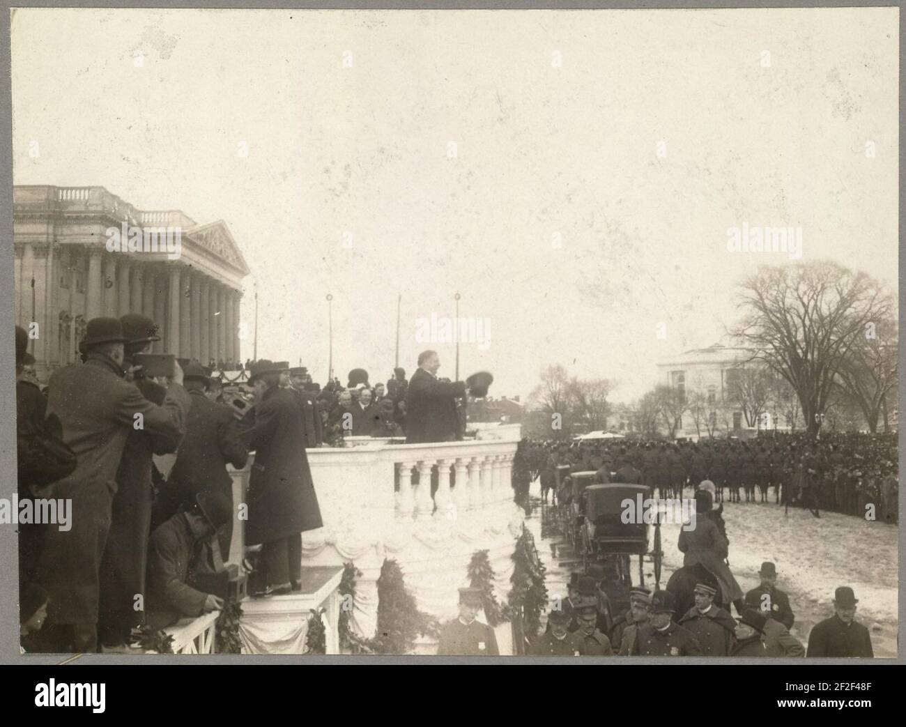 President Taft bowing to crowd Stock Photo - Alamy