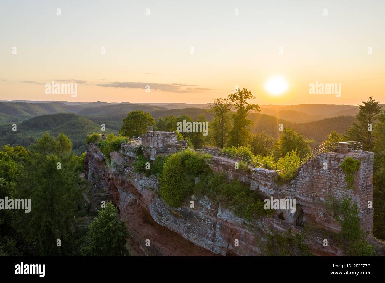 Castle debris hi-res stock photography and images - Alamy